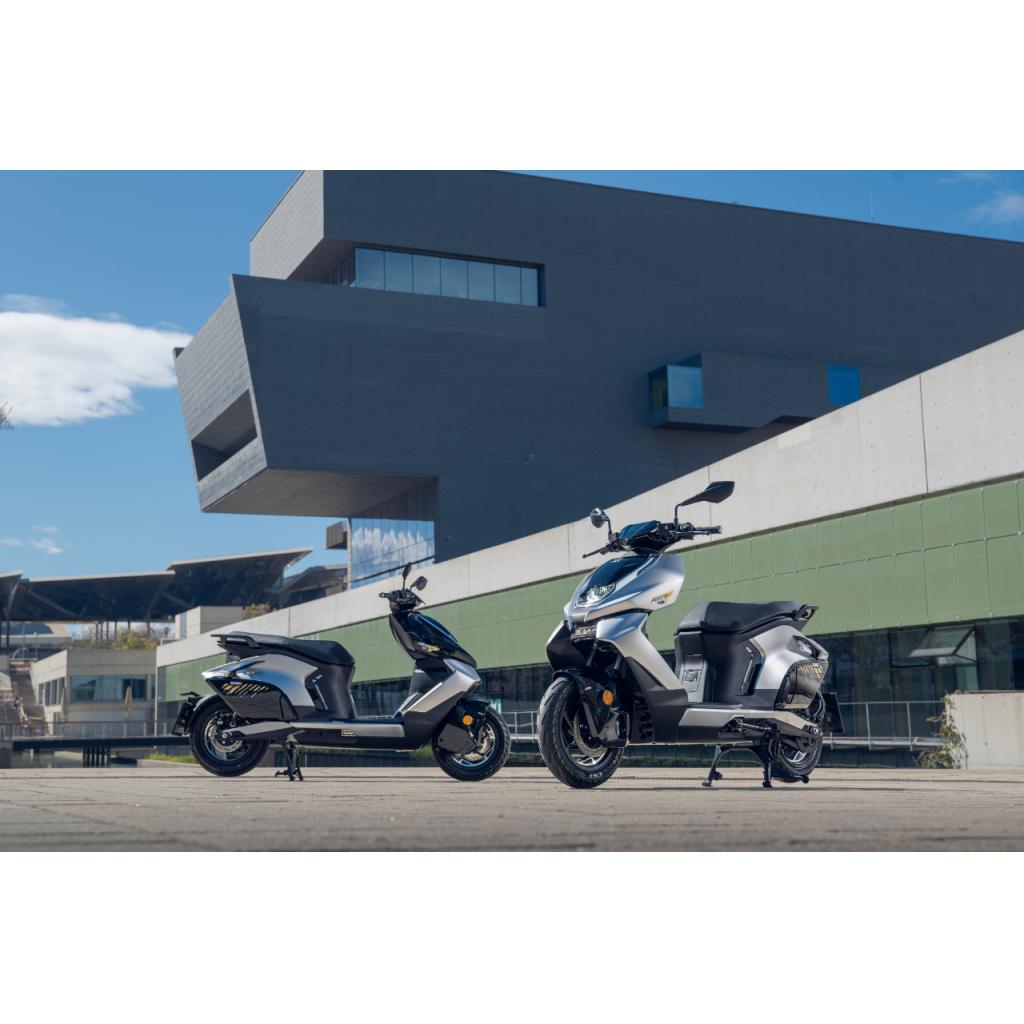 Zeeho AE8S+ 12.5KW 62mph Electric Scooter 60 Mile Range