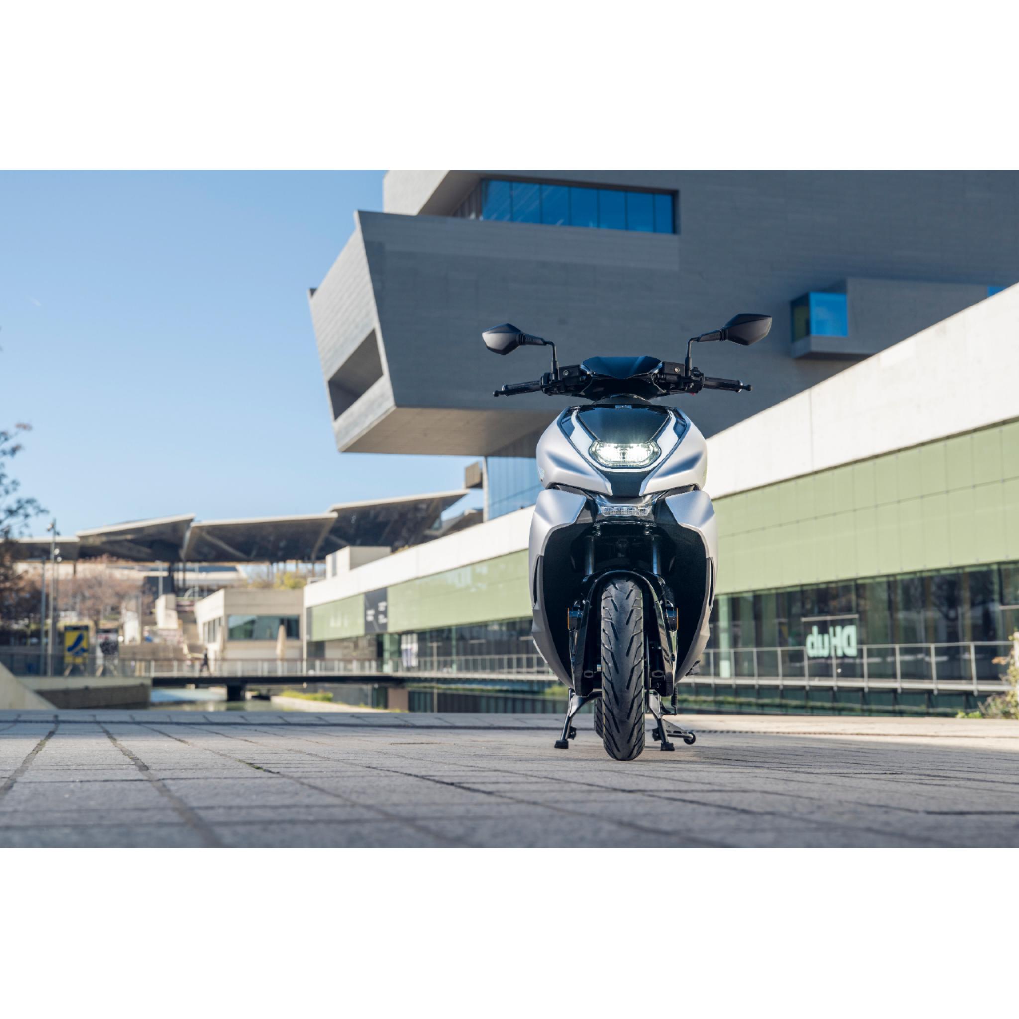 Zeeho AE8S+ 12.5KW 62mph Electric Scooter 60 Mile Range